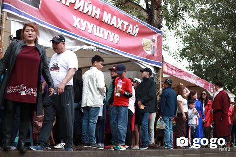 Төв цэнгэлдэх хүрээлэнд хуушуур 2500 төгрөгийн үнэтэй байна