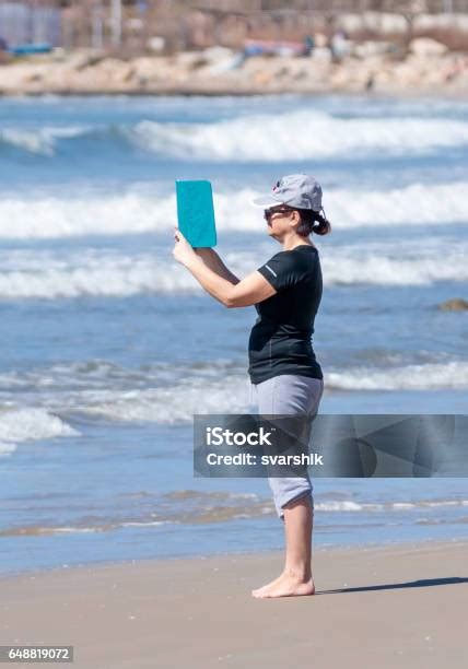 Wanita Memotret Pantai Dan Laut Mediterania Dan Berselancar Foto Stok Unduh Gambar Sekarang