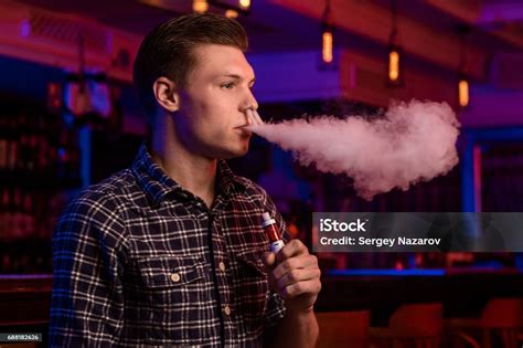 남자 연기 Vape가 게에서 전자 담배 거래자에 대한 스톡 사진 및 기타 이미지 거래자 건강관리와 의술 구름 Istock