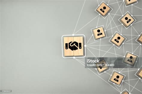 나무 큐브 블록에 손을 흔드는 아이콘은 비즈니스 거래 및 계약 개념에 대한 인간 아이콘과 연결됩니다 합병과 인수에 대한 스톡 사진 및 기타 이미지 Istock