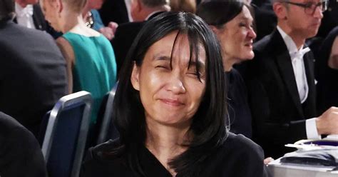 한강 작가 한국의 고통스러운 순간을 깊이 직면하고 글을 쓴다