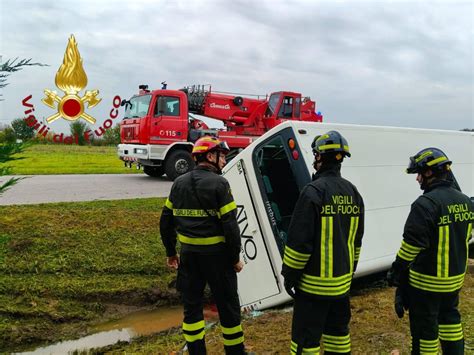Treviso Pullman Con 50 Studenti Si Scontra Con Un Suv Undici Ragazzi