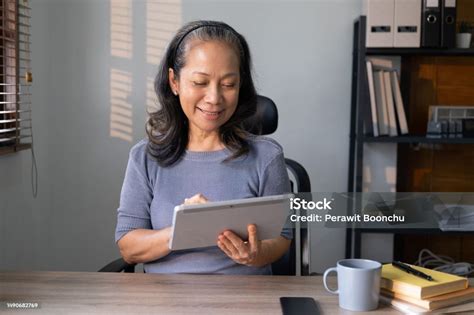 집에서 여가 시간에 디지털 태블릿을 사용하는 아름다운 나이든 아시아 여성 명랑한에 대한 스톡 사진 및 기타 이미지 명랑한 행복 남자 Istock