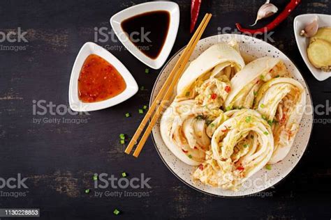 중국 양배추입니다 김치 양배추입니다 한국 전통 음식입니다 발효 음식입니다 채식 식품 개념입니다 최고의 볼 수 있습니다 평면 배치 건강한 생활방식에 대한 스톡 사진 및 기타