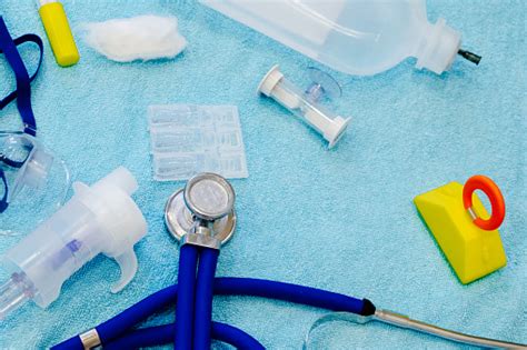 청진 기 의료 테이블의 개념에 면 배경으로 주입을 위한 흡입기 온도계 시계 마스크 솔루션 건강관리와 의술에 대한 스톡 사진 및 기타 이미지 건강관리와 의술 기관지나무