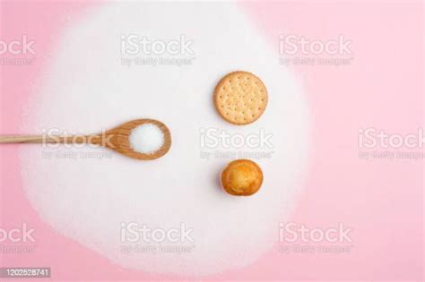 설탕 설탕 달콤한 쿠키와 컵 케이크와 나무 숟가락 분홍색 배경 상단보기와 구성 0명에 대한 스톡 사진 및 기타 이미지 0명