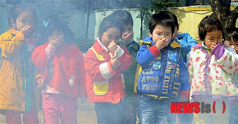 화재연기대피훈련하는 어린이들