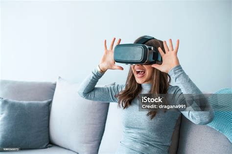 젊은 여성이 경험 하는 Vr 안경을 착용 하는 몰입 형 가상 현실 기술 20 24세에 대한 스톡 사진 및 기타 이미지 20 24세 20 29세 3차원 형태 Istock