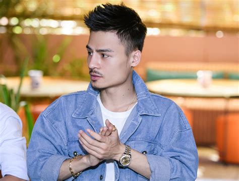 Hoa Vinh Quá khứ cơ cực vừa nổi tiếng đã vướng ồn ào hét cát xê quất