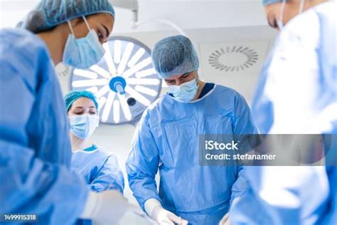 위험한 응급 사건에서 환자를 돕기 위해 수술 하는 의사와 보조 간호사 병원 응급실의 멸균 테이블에 수술 기구 의료 및 의료 간호사에 대한 스톡 사진 및 기타 이미지 Istock