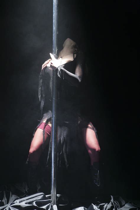 Sarah Vandella Does Hunter Bryces Bidding In This Ffm Bdsm Threesome