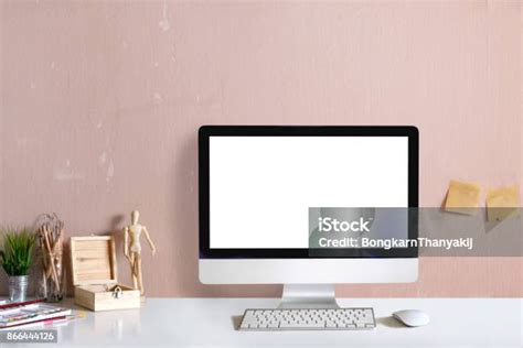 작업 영역 Houseplant 빈 화면 컴퓨터 더미 흰색 나무 테이블에 바탕 화면을 비웃는 다 제품에 대 한 복사 공간 작업