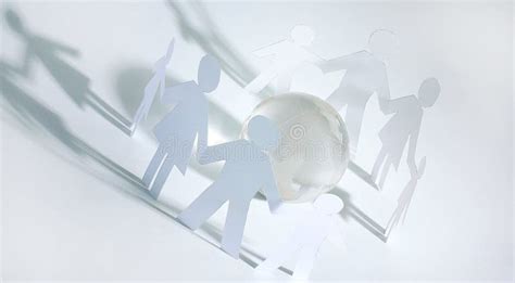 Globe En Verre Et La Poup E De Papier De Famille Photo Stock Image Du