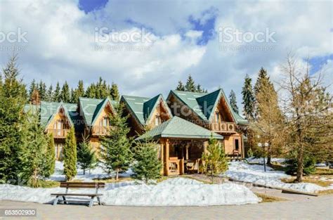 카 르 파 티아 산맥에서 관광 코 티 지입니다 우크라이나에 있는 Bukovel 스키장에서 숙박 시설 0명에 대한 스톡 사진 및 기타 이미지 Istock