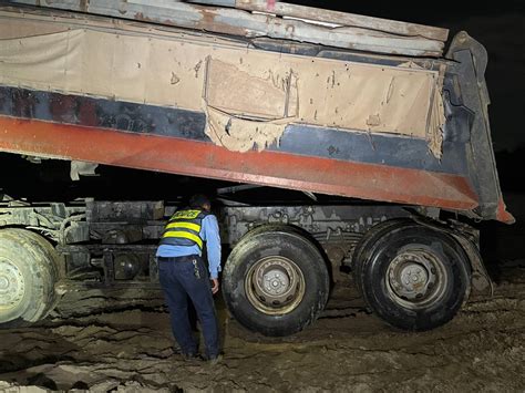 បុរសម្នាក់ស្លាប់នៅនឹងកន្លែងដោយសារគ្រោះថ្នាក់ចរាចរណ៍រថយន្តដឹកខ្សាច់បត់ចូលការដ្ឋានជ្រុល