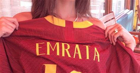 Emily Ratajkowski Colpo Mozzafiato Per La Roma La Modella Tradisce