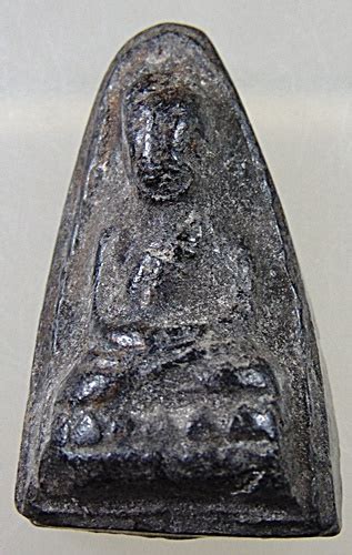 หลวงปู่ทวดเนื้อดินเผา วัดช้างให้ ปี 2513 ผสมผงว่านหลวงปู่ทวด ปี2497 สร้างโดยพระครูใบฎีกาขาว