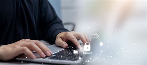 프로그래머 남자 손 유형 키보드 입력 코드 사이버 보안 및 안전 개념에 대한 가상 현실 인터페이스 아이콘과 사무실 개인 수술실에서 노트북의 시스템 암호를 잠금 해제하기 위해