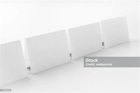 빈 초상화 모형 종이입니다 소책자 잡지 회색 변하기 쉬워 배경에 고립 된 백서 회색 절연 0명에 대한 스톡 사진 및 기타 이미지 Istock