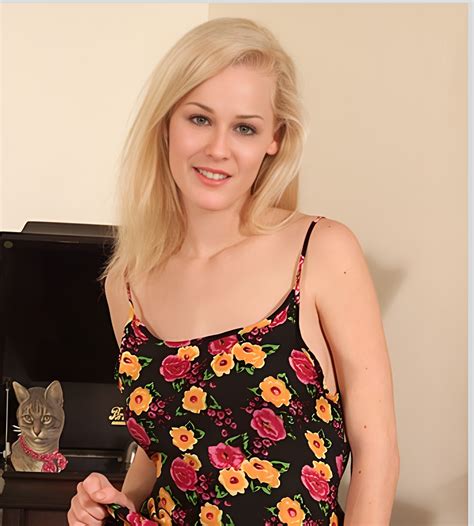 Phoenix Ray Actress Age Height Weight Biography Boyfriend Wiki And More