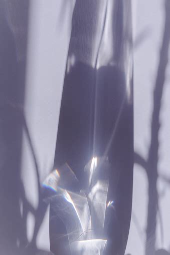 햇빛 배경 빛과 그림자가 있는 추상 사진 종이 질감에 눈부심과 빛 태양에서 무지개 플레어 회색 파란색 최소한의 미적 폰 자연광과 부식성 효과 질감에 대한 스톡 사진 및 기타