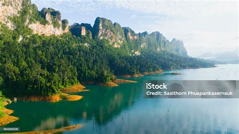 태국 수랏타니의 푸른 하늘을 배경으로 한 카오속 국립공원 Cheow Lan Dam 호수의 조감도 0명에 대한 스톡 사진 및 기타 이미지 Istock