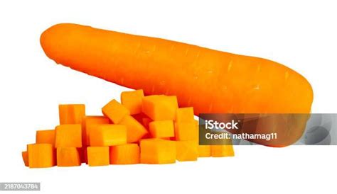 주황색 당근 뿌리의 측면 모습 조각 또는 조각이 스택에 있는 큐브 모양으로 클리핑 경로가 있는 흰색 배경에 격리되어 있습니다 0명에 대한 스톡 사진 및 기타 이미지 Istock