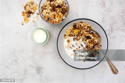 오트밀 시리얼 그릇 전체 귀리 말린 과일과 블루 베리 우유와 꿀그라놀라 건강한 음식 아침 식사 공간을 복사합니다 0명에 대한 스톡 사진 및 기타 이미지 Istock