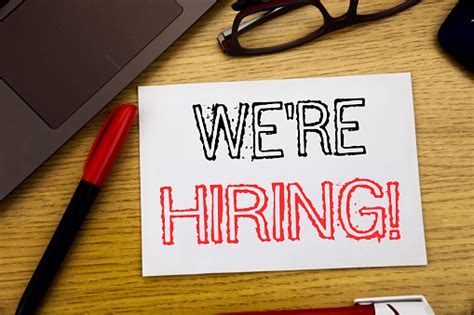 우리는 고용 지금 보여주는 필기 발표 텍스트입니다 사업 개념에 대 한 모집 인적 자원 복사 공간 마커 펜와 안경 사무실에서 종이 나무 바탕에 작성 개념에 대한 스톡 사진 및