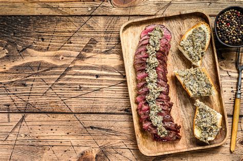 구운 마체테 또는 스커트 쇠고기 스테이크 나무 배경 맨 위 보기입니다 복사 공간 검은색에 대한 스톡 사진 및 기타 이미지 검은색 고기 굽기 Istock