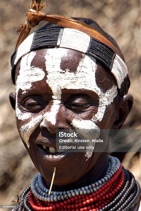흰색 얼굴 페인트를 가진 카로 여성의 초상화 구싯 머리띠와 그녀의 턱을 통해 고집 나무 이쑤시개 아프리카에 대한 스톡 사진 및 기타 이미지 Istock