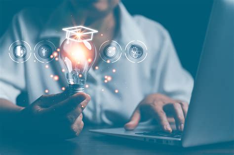 졸업 모자 인터넷 교육 과정 학위 창의적 사고 아이디어 및 해결 솔루션에 대한 학습 지식을 보여주는 전구를 들고 있는 여성 전자 학습 대학원 인증서 프로그램 개념입니다 전문