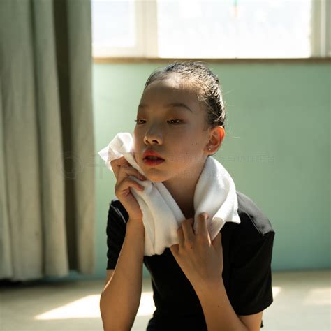 白昼高清图片 练习基本功的女孩475 人像图片免费下载 格式 2667像素 编号67618782 千图网