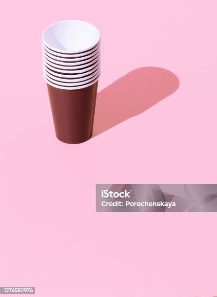 분홍색 배경에 등색으로 커피 플라스틱 컵 최소 여전히 삶의 예술 플라스틱 프리 컨셉 0명에 대한 스톡 사진 및 기타 이미지 0명 갈색 노란색 배경 Istock