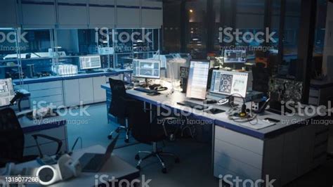 빈 현대 전자 연구 시설 엔지니어링 장비를 갖춘 첨단 로봇 기술 개발 실험실 Pcb 실리콘 마이크로칩 반도체 제조 생산 실험실에 대한 스톡 사진 및 기타 이미지 Istock