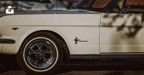 주차장에 주차된 흰색 머스탱 사진 Unsplash의 무료 애리조나 이미지