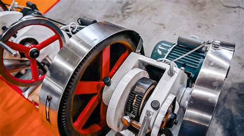 플라스틱 캡에 알루미늄 멤브레인을 설치하는 자동 장비 세계에서 가장 큰 제약 비디오 포털 ☑