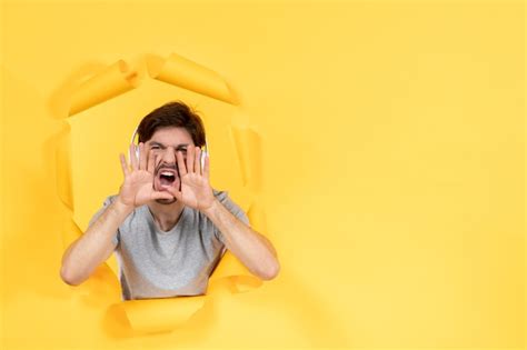 Jovem Do Sexo Masculino Em Fones De Ouvido No Som De Ultrassom De Udio De Fundo De Papel