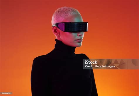 여성 Vr 안경 및 증강 현실 디지털 혁신 및 미래 기술을 위한 메타버스 주황색 배경에 3d 및 사이버 세계 사용자 경험을 위한
