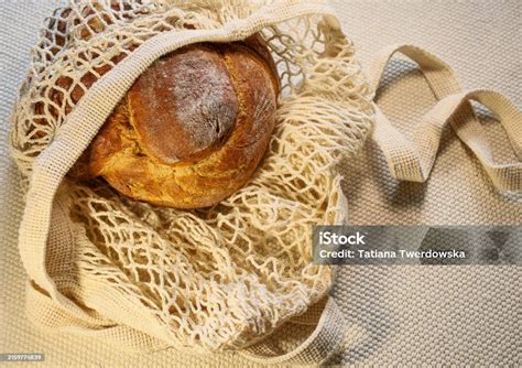 조임끈이 달린 재사용 가능한 린넨 백에 보관된 수제 빵 친환경 제로 웨이스트 컨셉 흰 돌 배경입니다 평면도 복사 공간 0에 대한 스톡 사진 및 기타 이미지 Istock