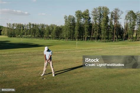 모자 골프 클럽을 들고와 녹색 잔디밭에 공 명 중에서 남자의 전체 보기 골프에 대한 스톡 사진 및 기타 이미지 골프 경기 스포츠 골목 Istock