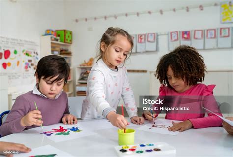 미술 수업에서 그림을 그리는 동안 매우 집중하고 있는 다양한 그룹의 학생들 예술에 대한 스톡 사진 및 기타 이미지 예술 아이 학년기 전 나이 Istock