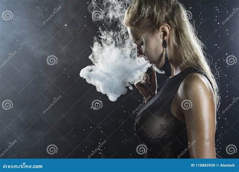 Красивая Shapely атлетическая большая Breasted белокурая девушка с влажным Oi Стоковое Фото