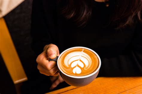 유토이미지 라떼아트 커피잔을 들고 있는 여성