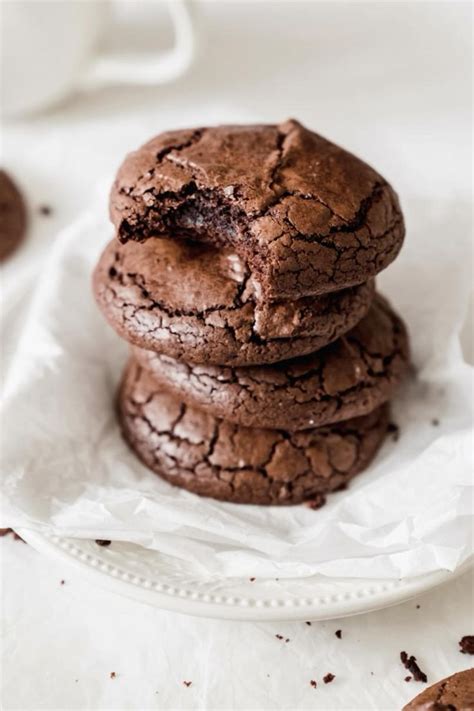 Влажное шоколадное печенье с трещинками