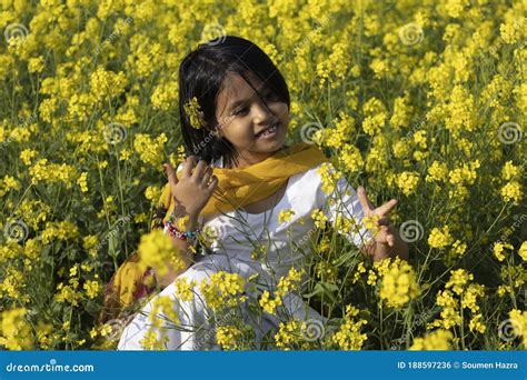 Ein Indisches Kind Und Eine Senfblume Stockfoto Bild Von Kleid Blume