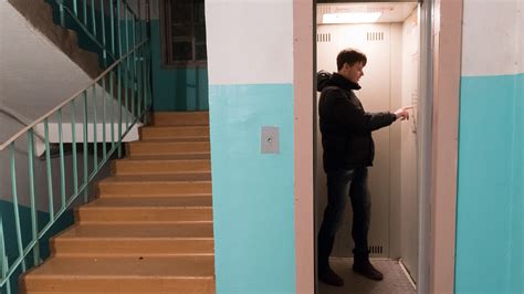 Так вот почему в СССР в подъездах красили стены в зелёный, а ступеньки ...