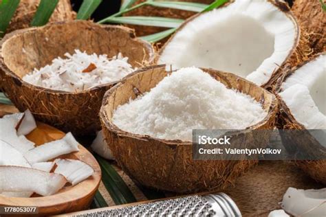 갓 뜯은 코코넛과 코코넛 조각 플레이크 코코넛 잎이 나무 테이블에 놓여 있습니다 프로젝트에 좋은 과일 배경 건강한 생활방식에 대한 스톡 사진 및 기타 이미지 Istock