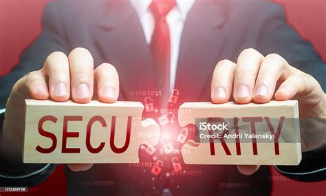 남자는 단어 보안퍼즐을 깰 보안 위반 해커 공격 및 데이터 유출 보호를 우회 네트워크를 해킹 손상 업무 중단 하이브리드 전쟁 취약점 위험 신호 가상현실에 대한 스톡 사진 및