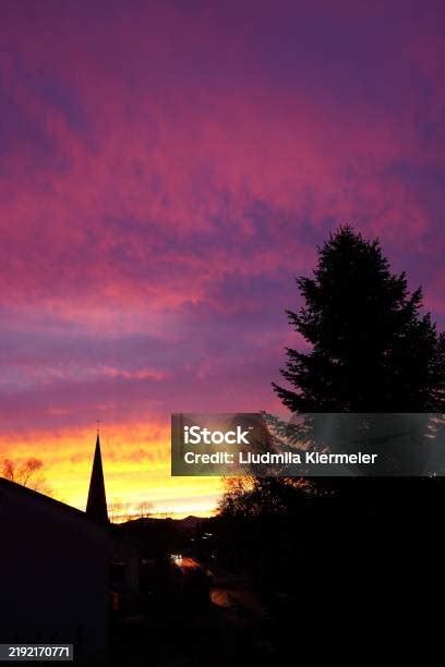 밝은 새벽녘 카톨릭 교회의 배경에 여러 가지 빛깔의 새벽 마을의 새벽 전나무의 배경에 아름 다운 밝은 여러 가지 빛깔의 빛 밝은 새벽 하늘 0명에 대한 스톡 사진 및 기타